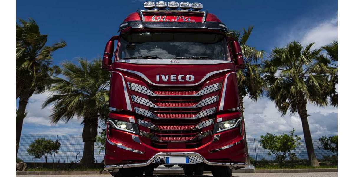 Novi IVECO S-Way 570 u prekrasnoj rubin boji – Kam Bus